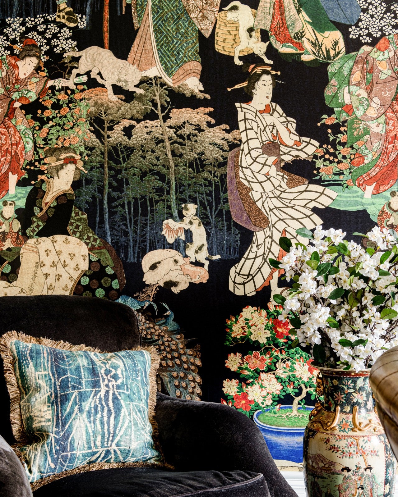 Samurai & Geisha Midnight Blue Wallpaper - Decoralist.